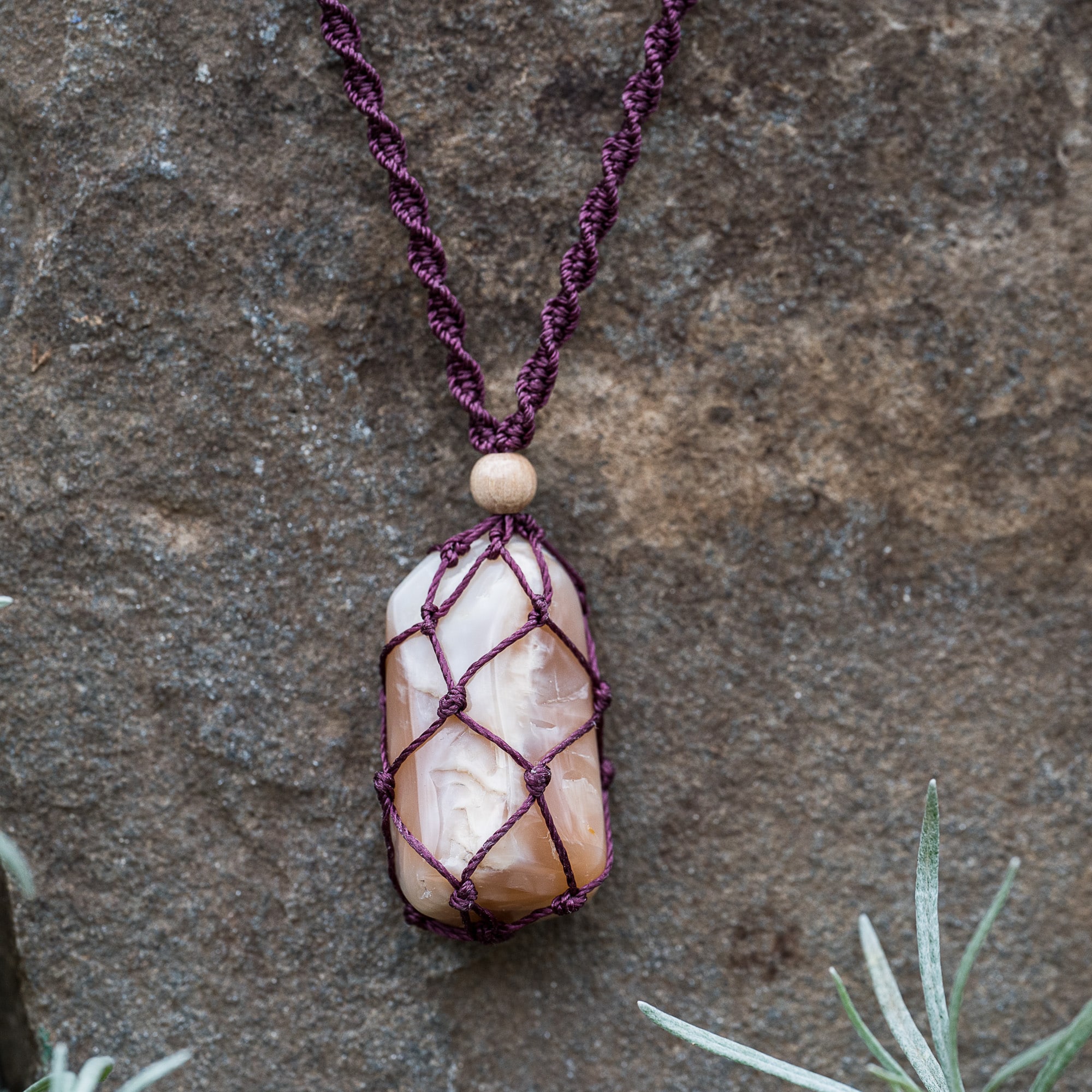 Collier pierre de lune et perle de bois - Mineraux et Macramé